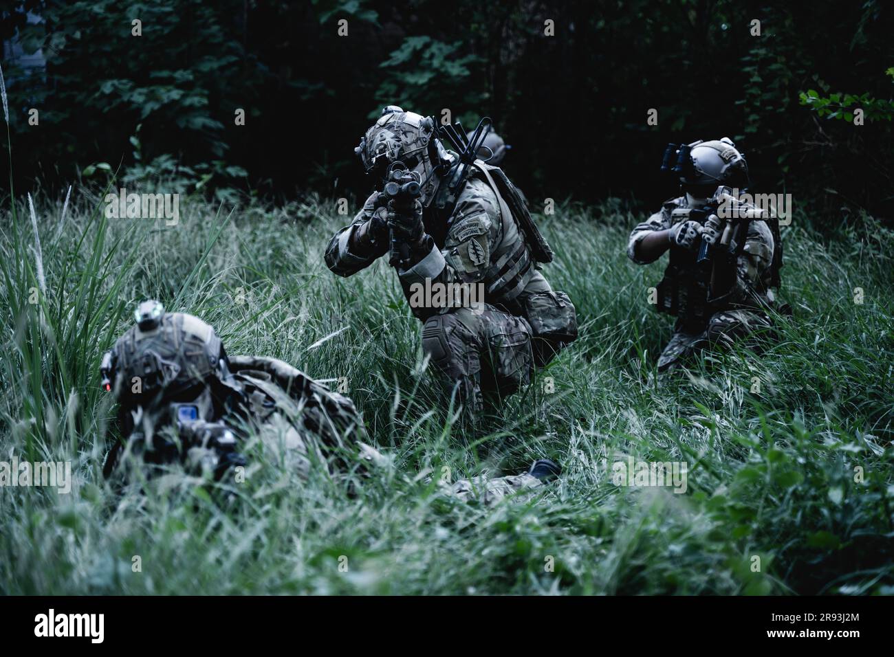 Smart teamwork of soldiers running forward and attacking enemy Stock ...