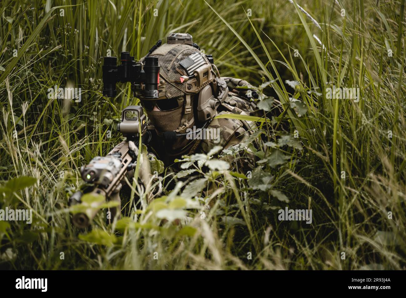 Smart teamwork of soldiers running forward and attacking enemy Stock ...