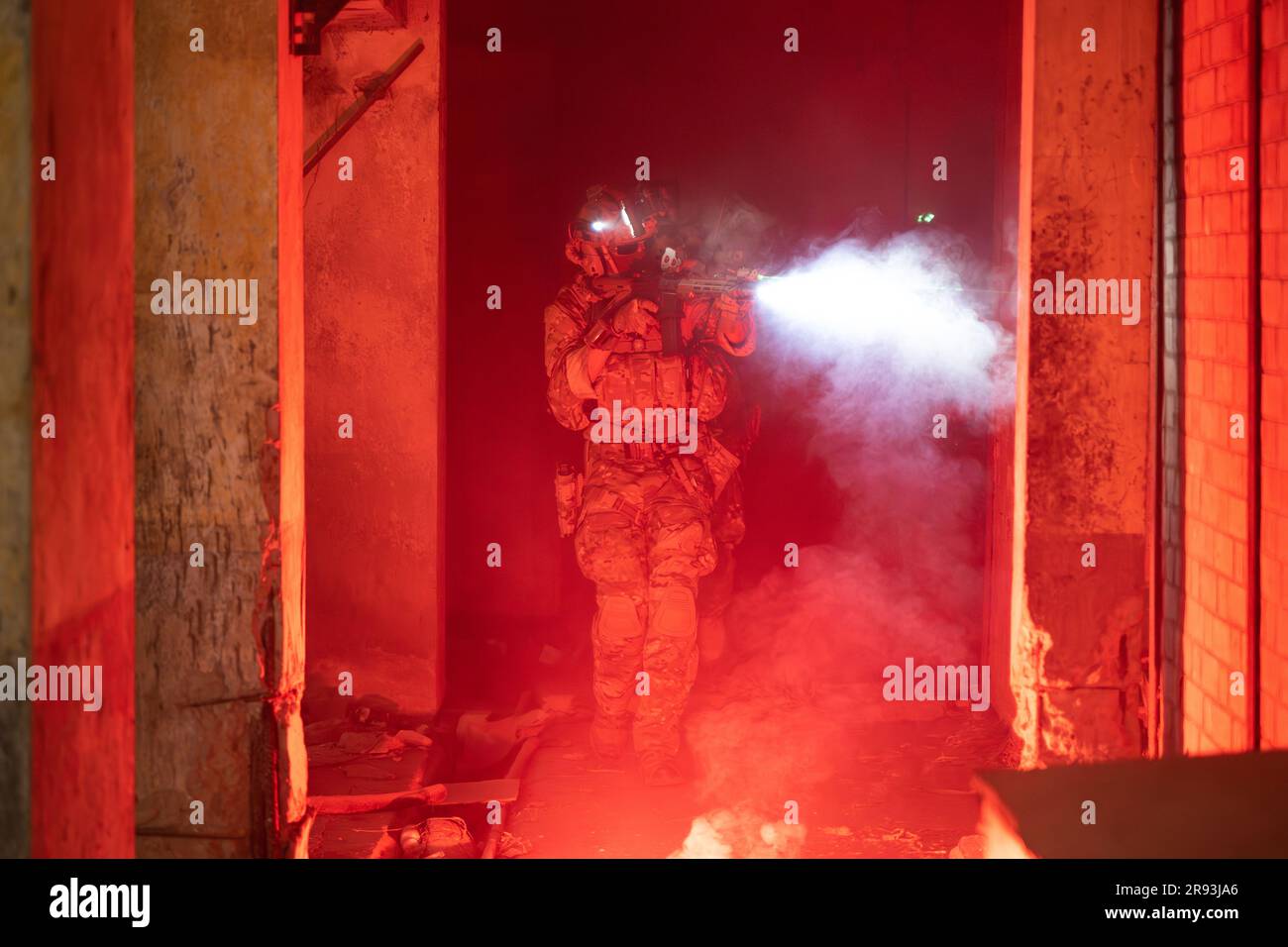 Expert team of soldiers attacking enemy during military operation Stock ...