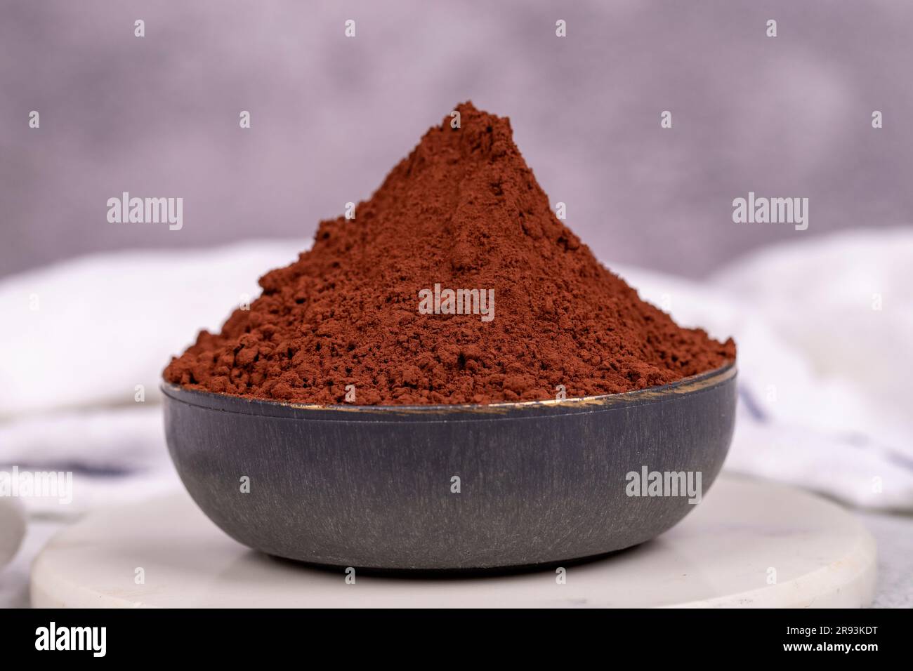 Cocoa powder on gray background. Cocoa powder in bowl Stock Photo - Alamy