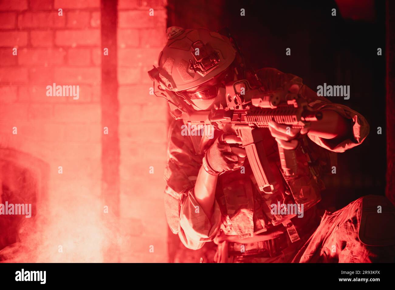 Expert team of soldiers attacking enemy during military operation Stock ...
