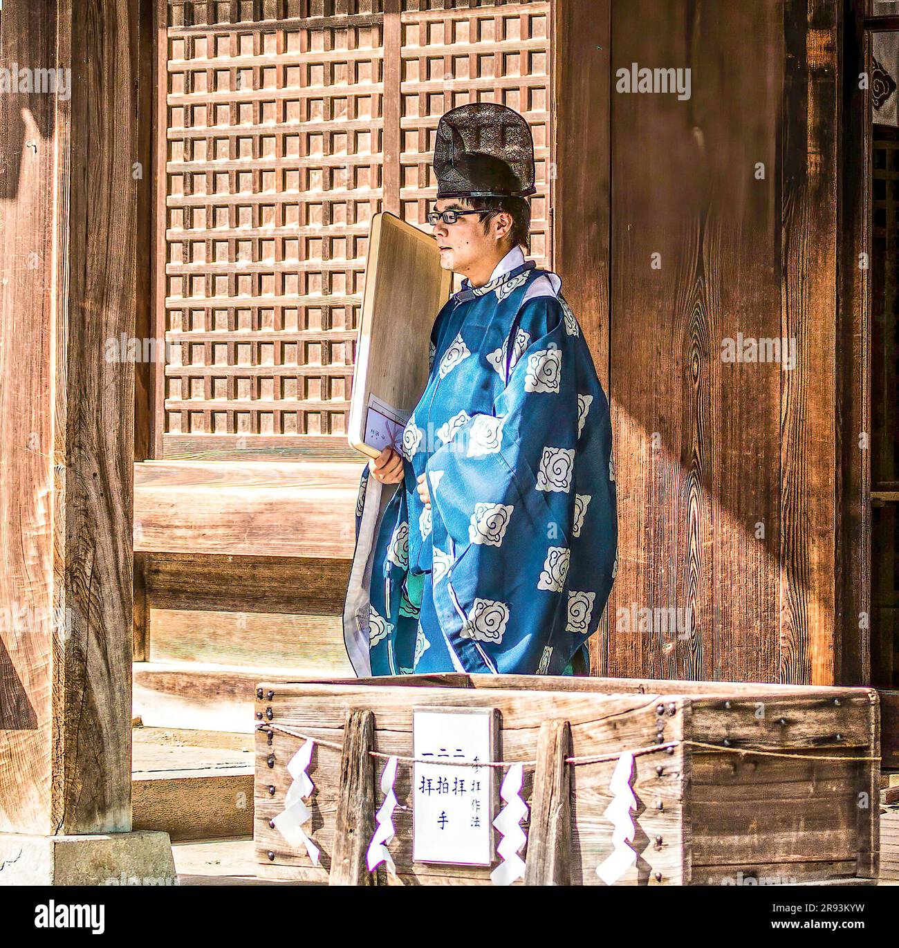Shinto priest hat kimono hi-res stock photography and images - Alamy