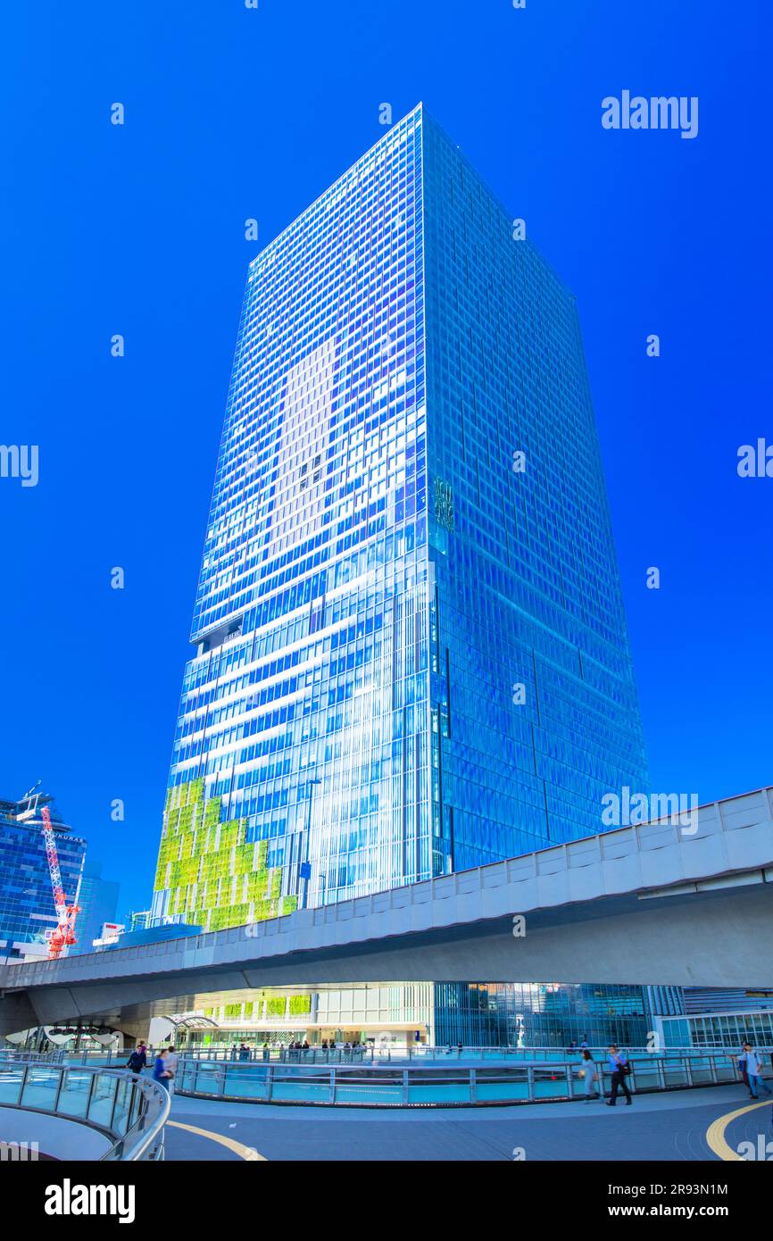 Shibuya Scramble Square and pedestrian bridge Stock Photo - Alamy