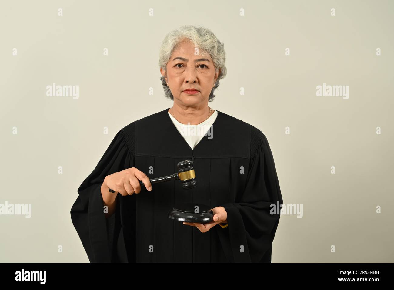 Judge gavel gown hand hi-res stock photography and images - Alamy