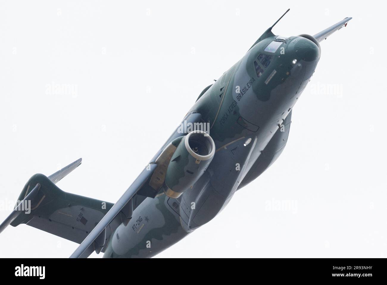 In-flight presentation of the 2 Embraer planes: the civilian, Embraer ...