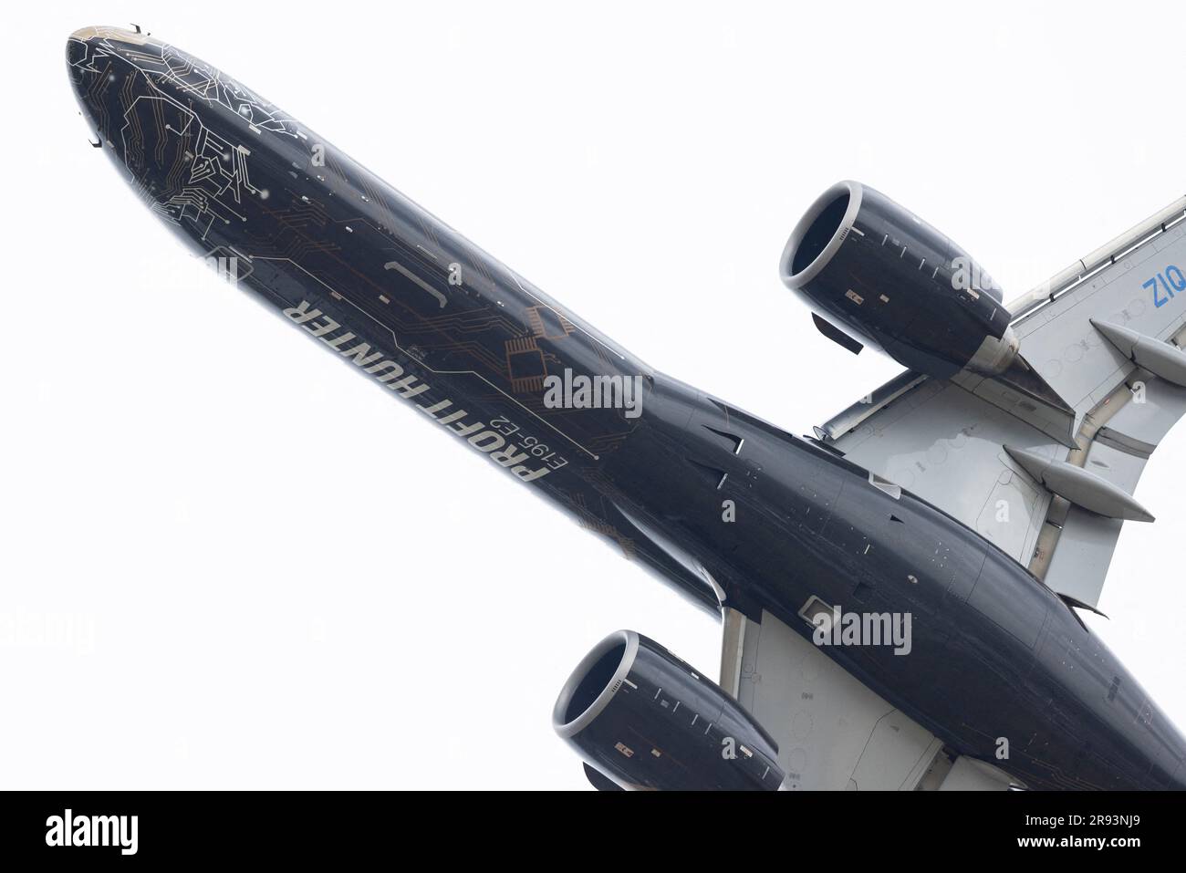 In-flight presentation of the 2 Embraer planes: the civilian, Embraer ...
