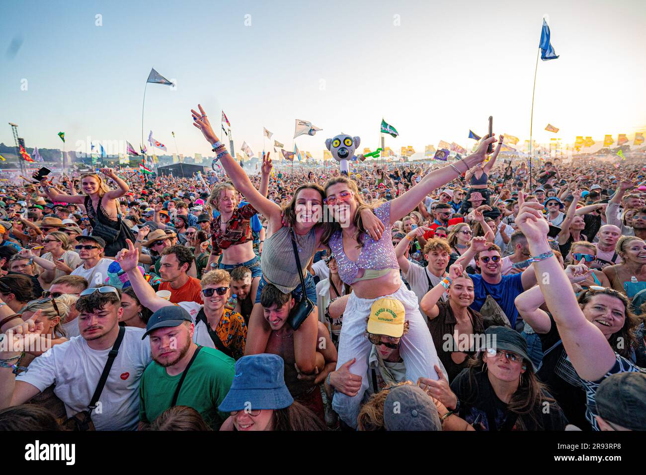 Crowds sing along and dance on shoulders watching Fred Again on the ...