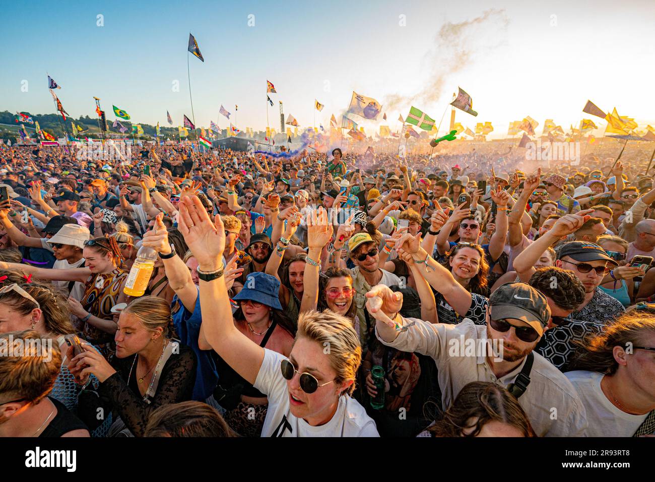Crowds sing along and dance on shoulders watching Fred Again on the ...