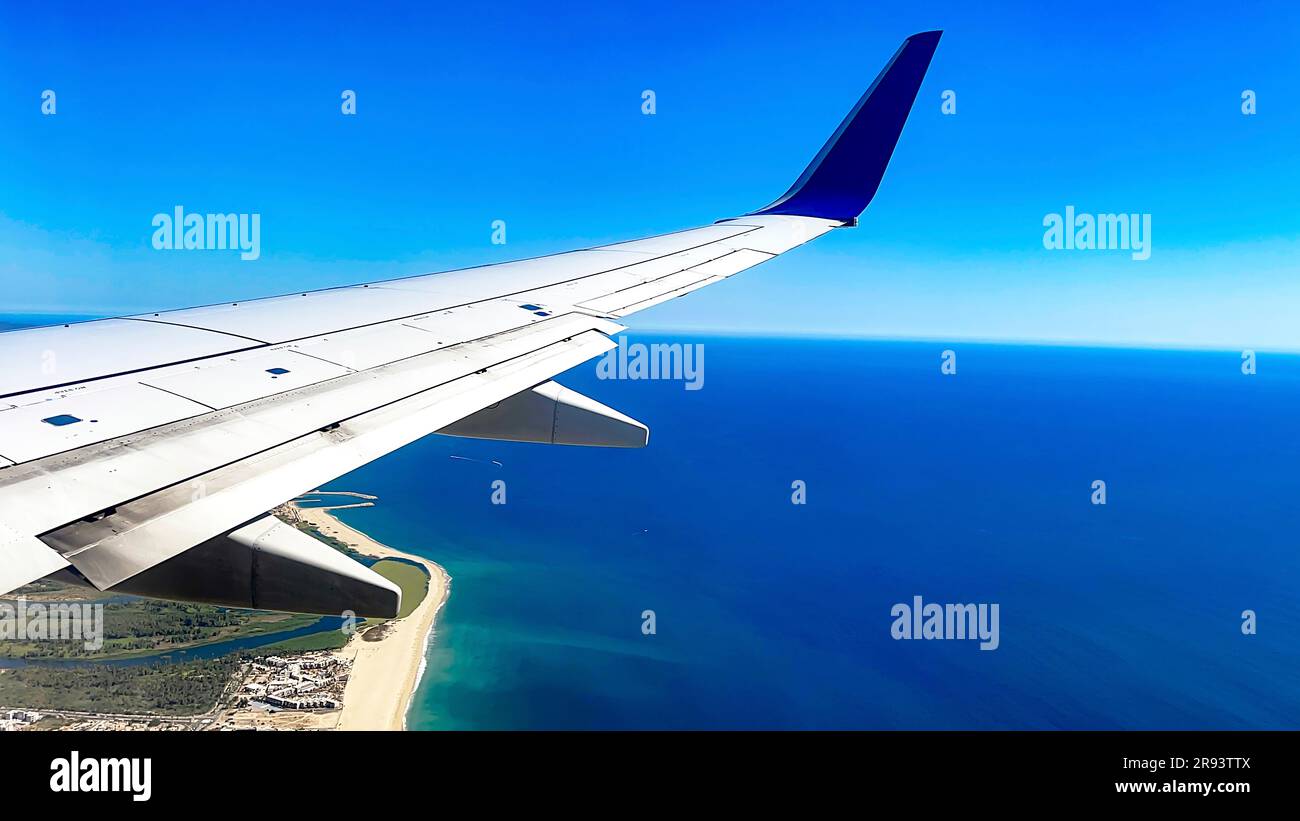 Commercial aircraft flying over the sea of cuts and preparing for ...