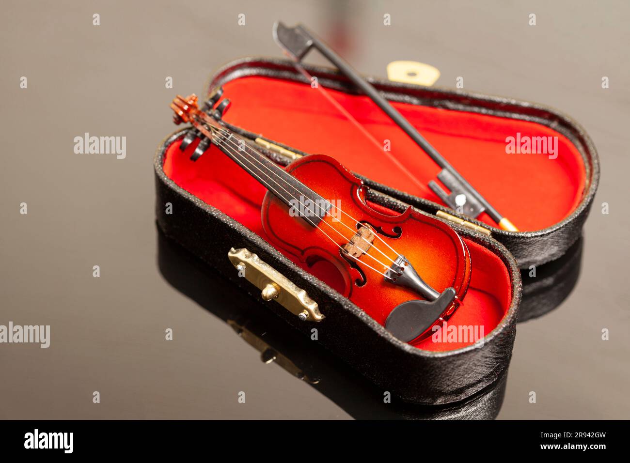 Full size violin bow hi-res stock photography and images - Alamy