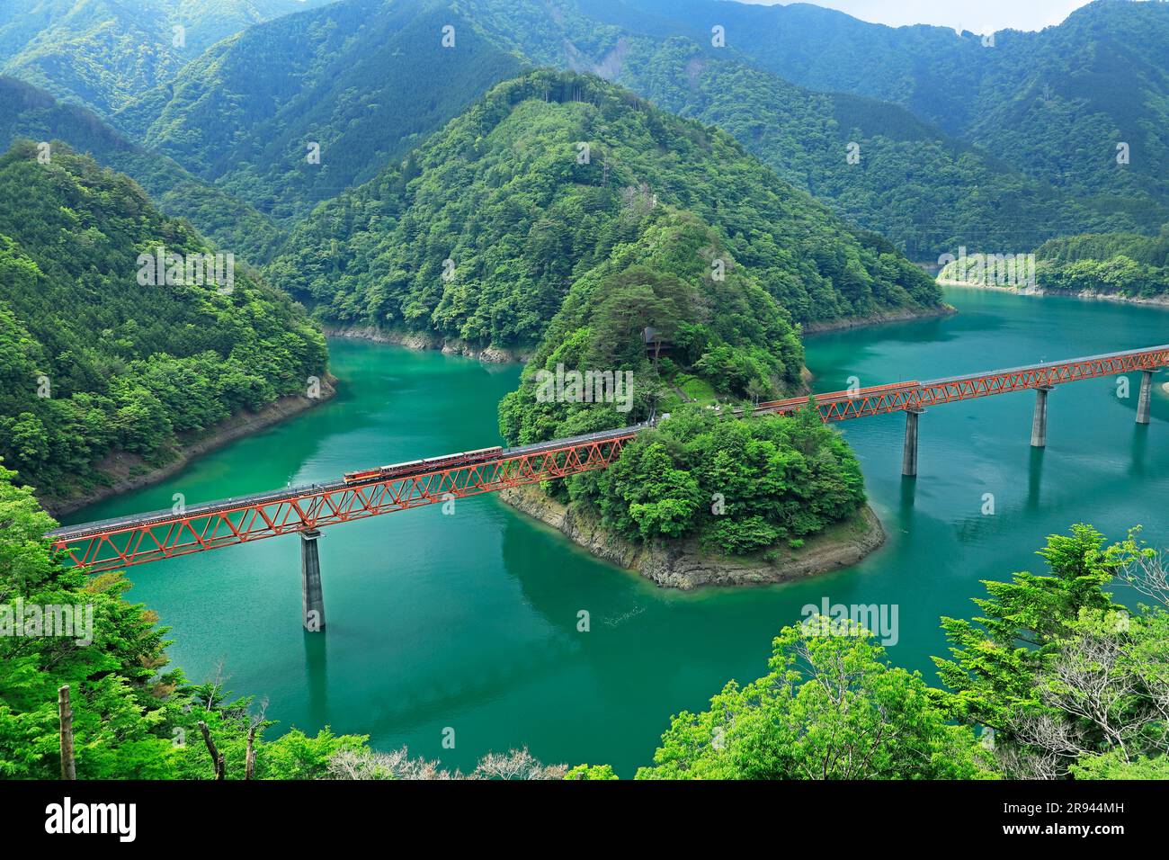 Oku Oi lake station and train on the Igawa line of Oigawa railway Stock ...