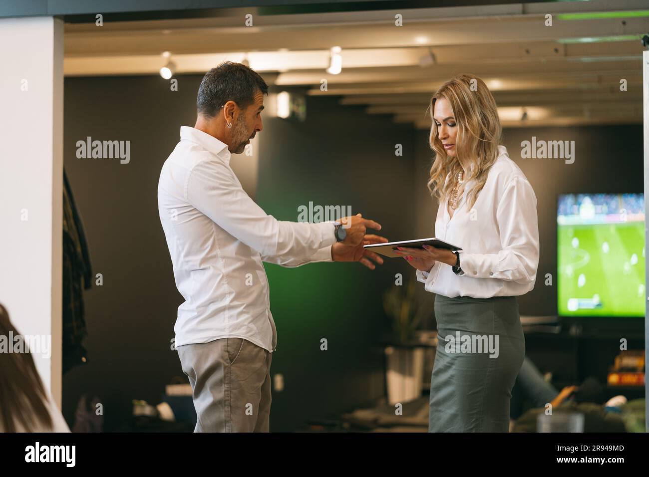 Explaining project details hi-res stock photography and images - Alamy