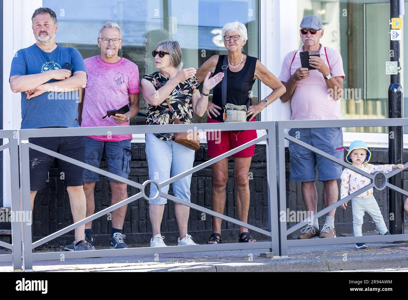VALKENBURG - Cycling fans along the route of the NK cycling. The women ...