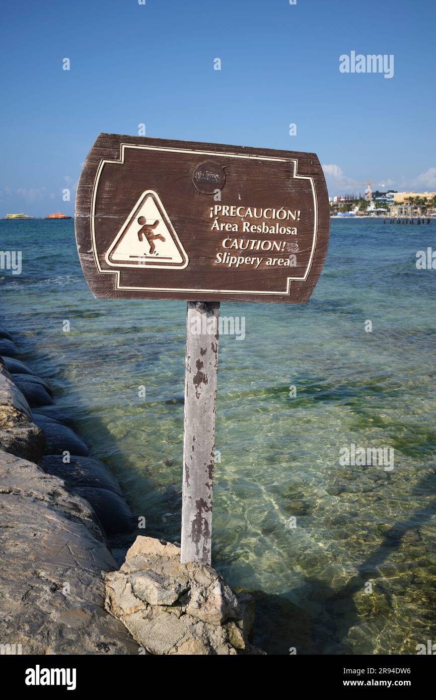 Slippery rocks warning sign hi-res stock photography and images - Alamy