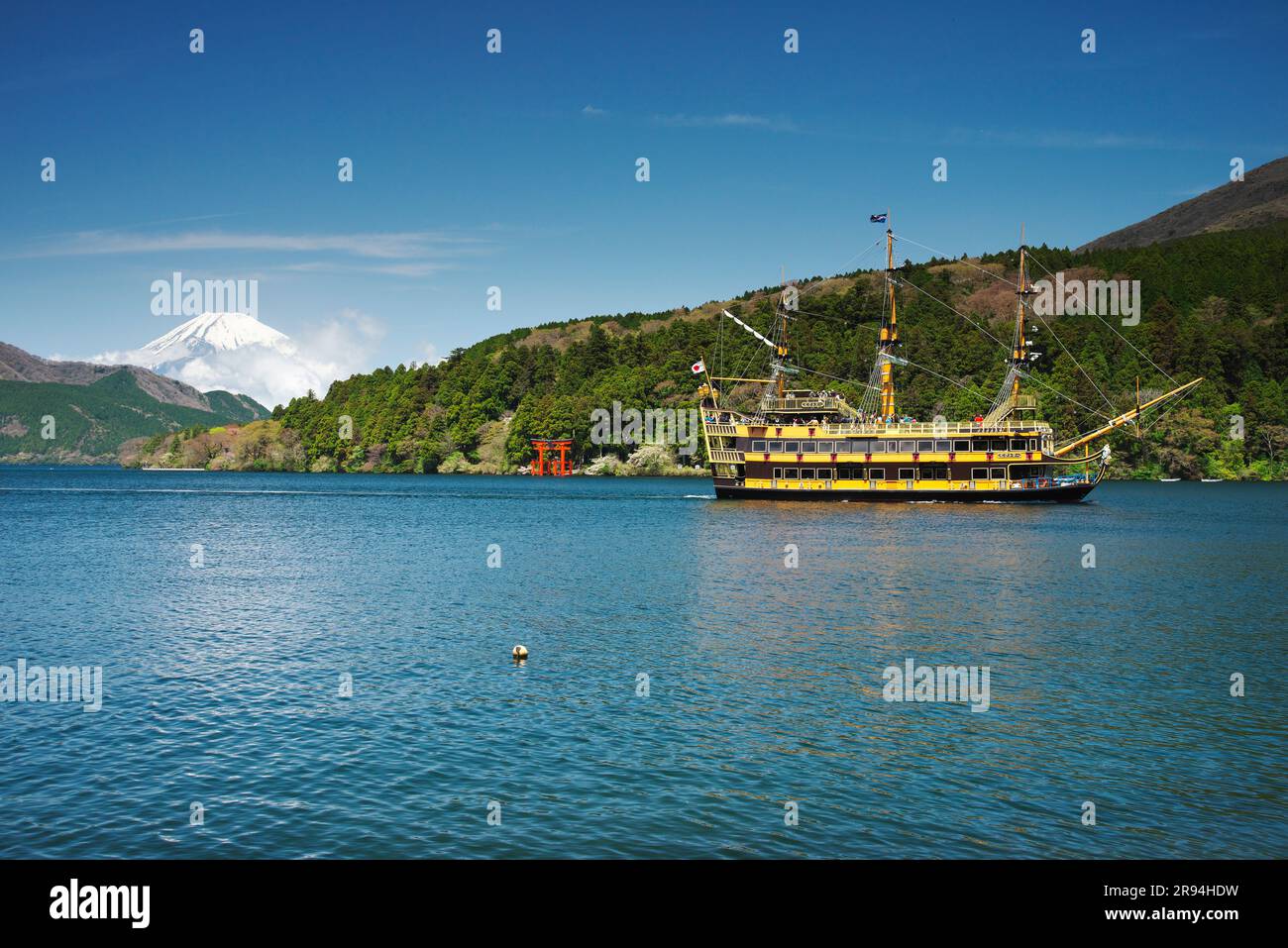 Lake Ashi, Mt. Fuji, and a pirate ship Stock Photo - Alamy