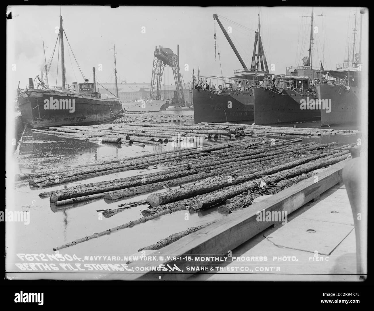 Berthing facilities Black and White Stock Photos & Images - Alamy