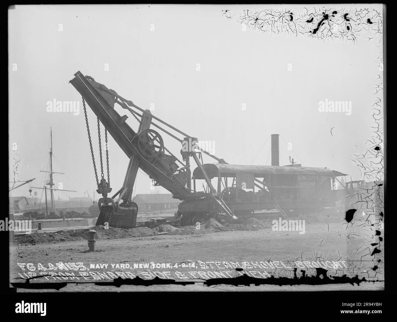 Front shovel Black and White Stock Photos & Images - Alamy
