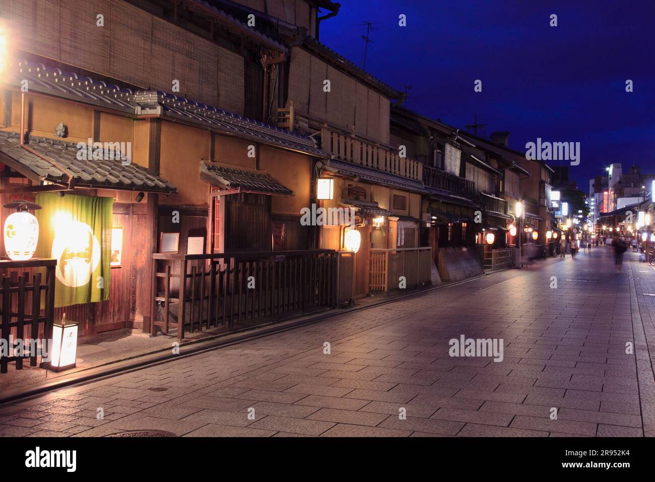Hanamikoji street hi-res stock photography and images - Alamy
