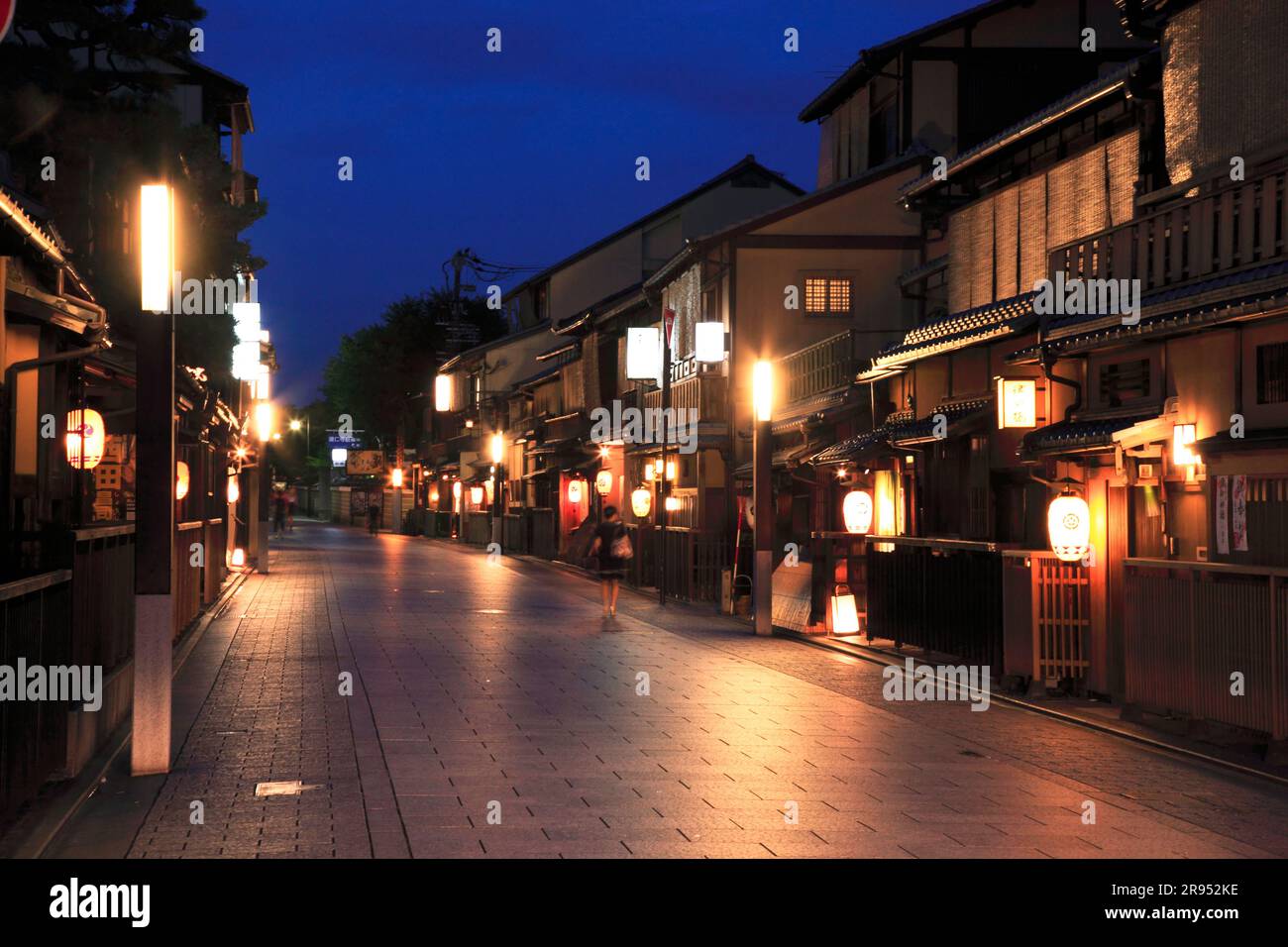Hanamikoji street hi-res stock photography and images - Alamy