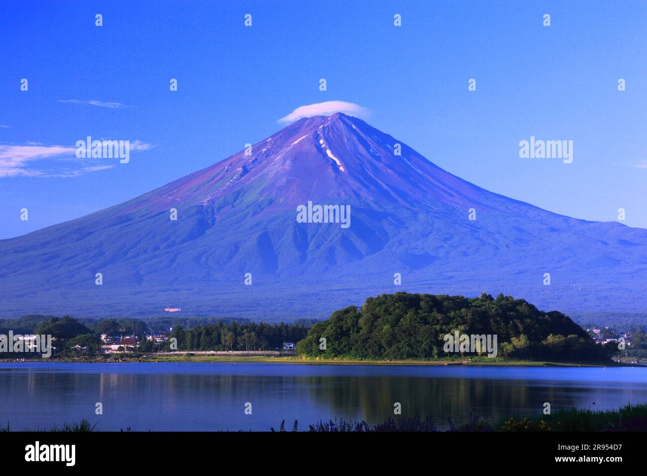 Cap clouds at Mount Fuji and Lake Kawaguchi Stock Photo - Alamy