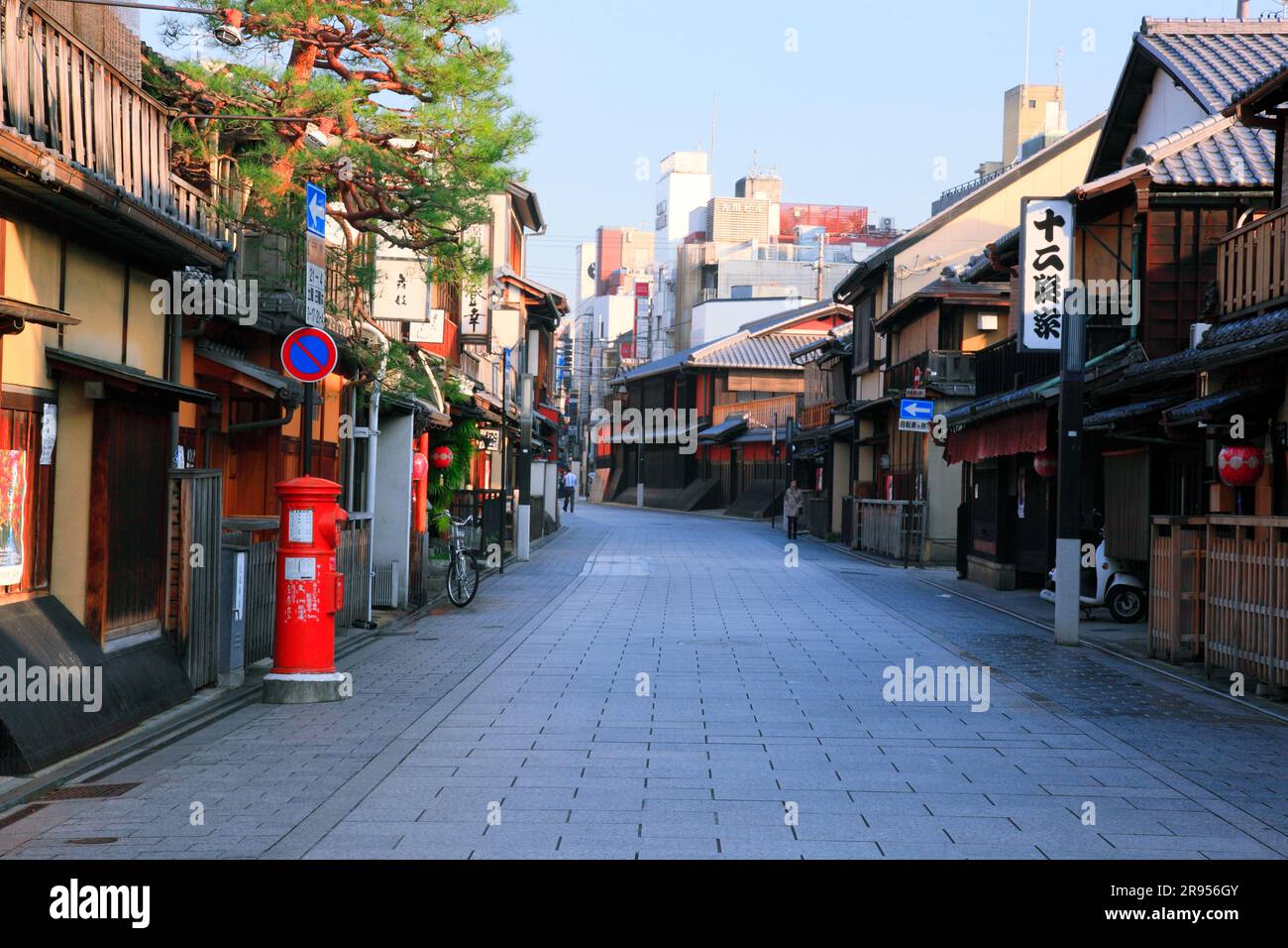 Kyoto alley hi-res stock photography and images - Alamy
