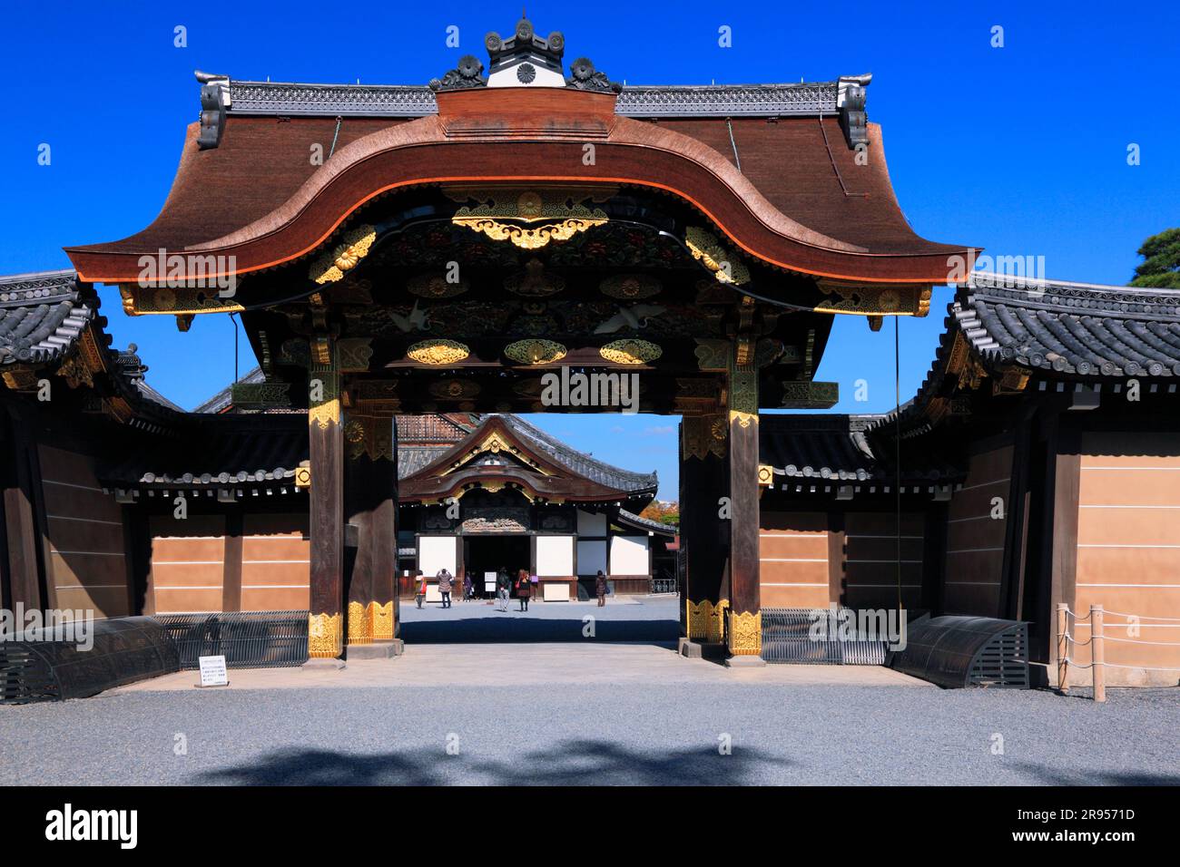 Nijo Castle Karamon gate and Ninomaru grand hall Stock Photo - Alamy