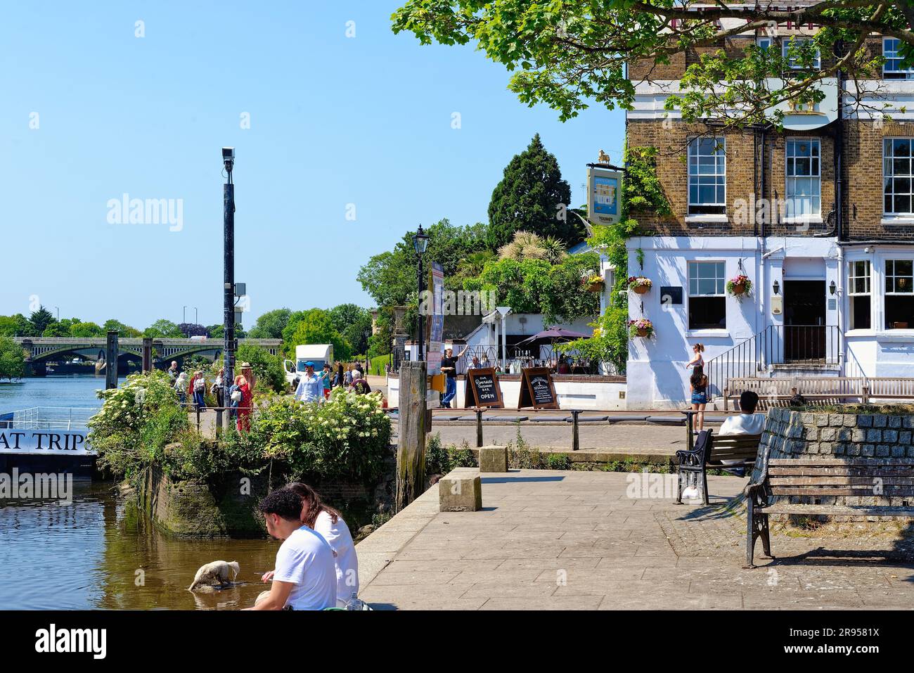 The waterfront and riverside at Richmond on Thames on a busy summers ...