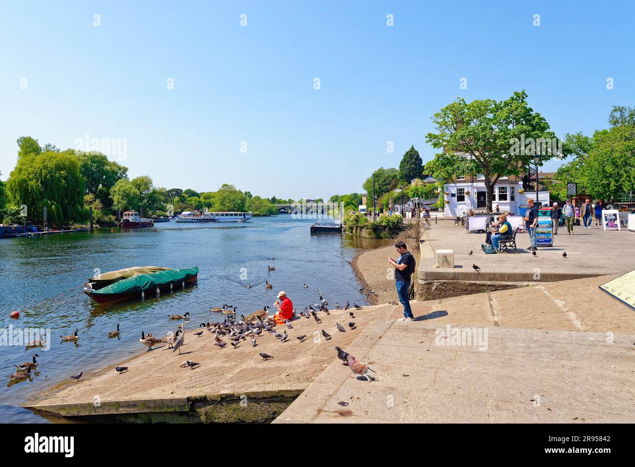 Busy river thames hi-res stock photography and images - Alamy