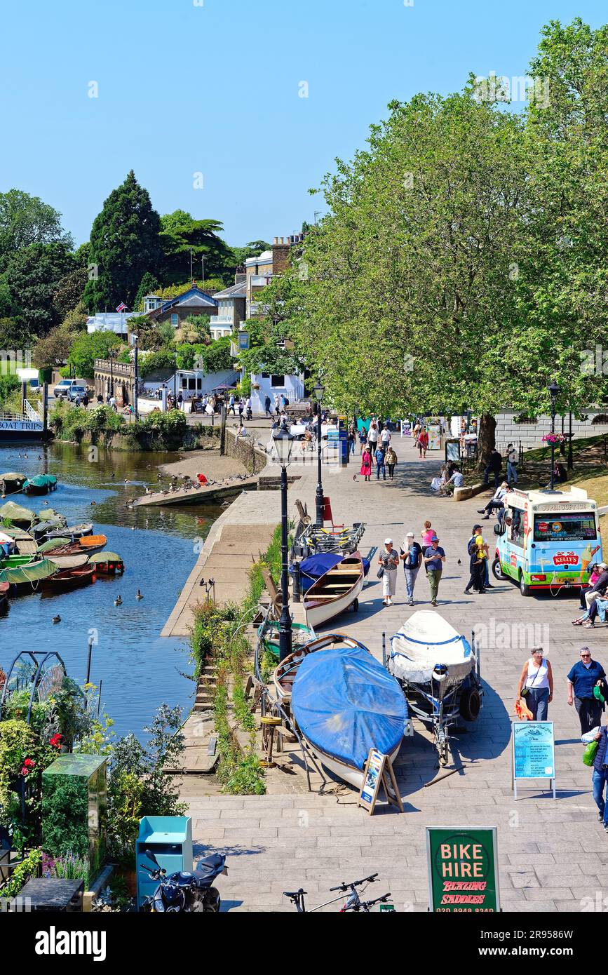 The waterfront and riverside at Richmond on Thames on a busy summers ...
