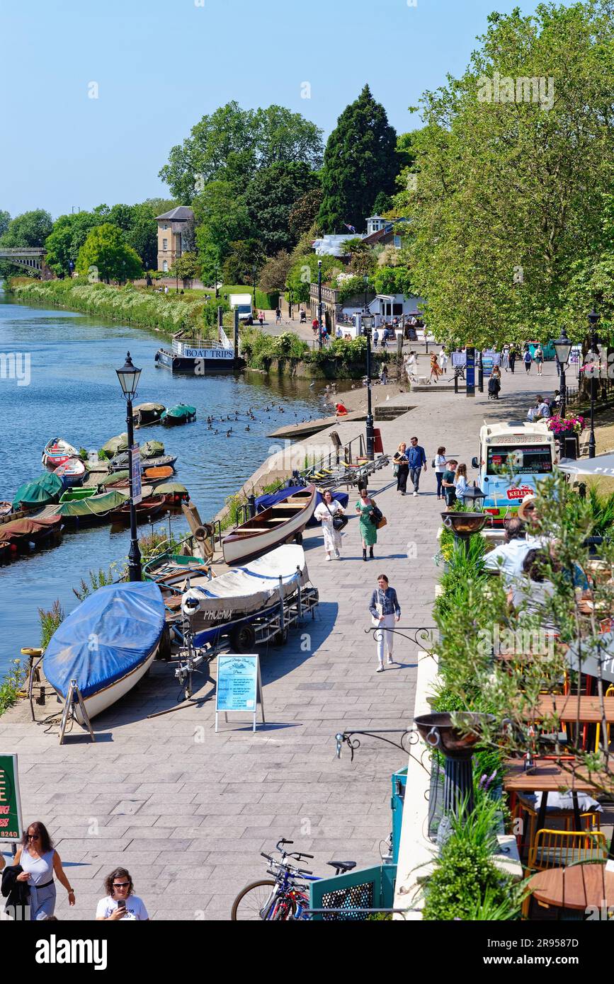 The waterfront and riverside at Richmond on Thames on a busy summers ...