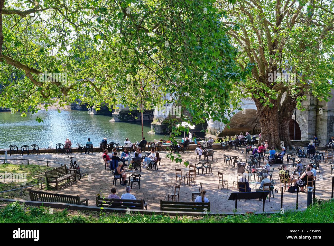 The waterfront and riverside at Richmond on Thames on a busy summers ...