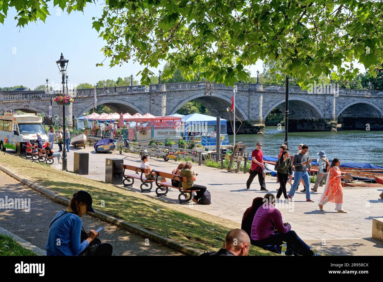 The waterfront and riverside at Richmond on Thames on a busy summers ...