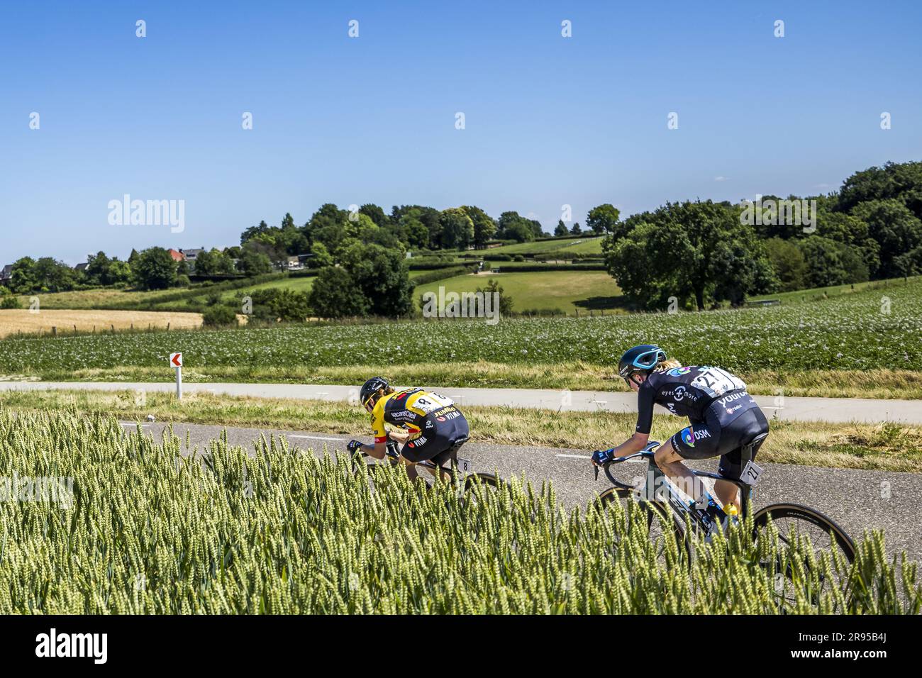 VALKENBURG - Eva van Agt (L) and Esmee Peperkamp (R) during the NK ...