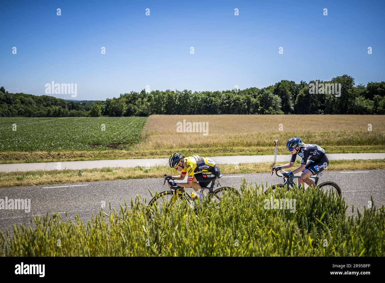 VALKENBURG - Eva van Agt (L) and Esmee Peperkamp (R) during the NK ...