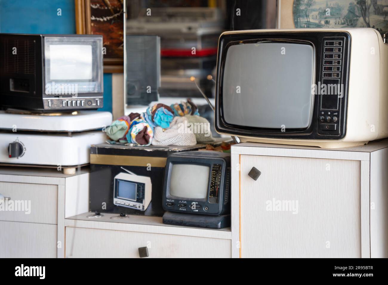 Old television sets hi-res stock photography and images - Alamy