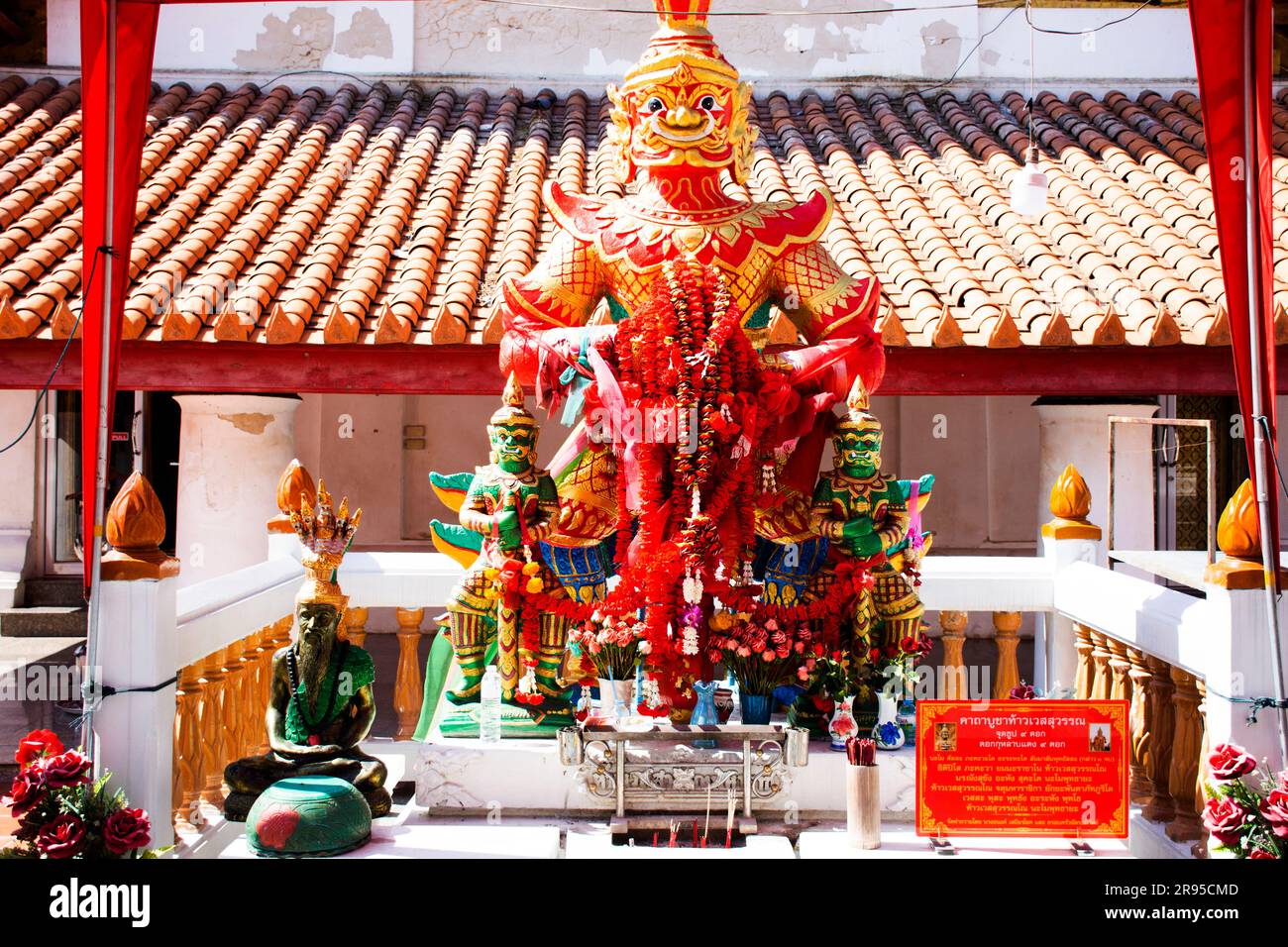 Ancient King Thao Wessuwan or antique Vasavana Kuvera giant statue thai ...