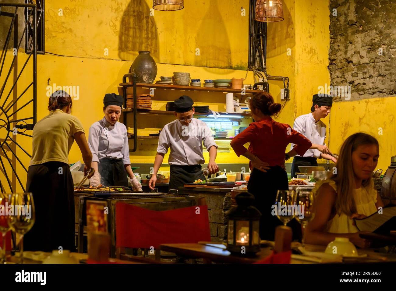Vietnam outdoor restaurant kitchen hi-res stock photography and images ...