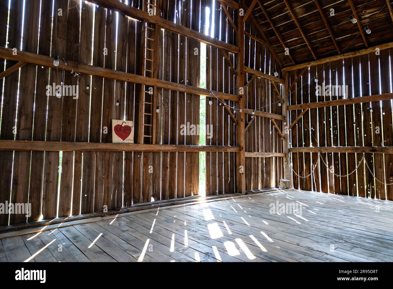 Interior of old unused rural barn structure Stock Photo - Alamy