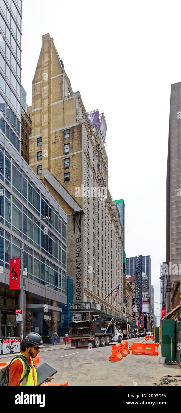 Paramount hotel new york exterior hi-res stock photography and images ...