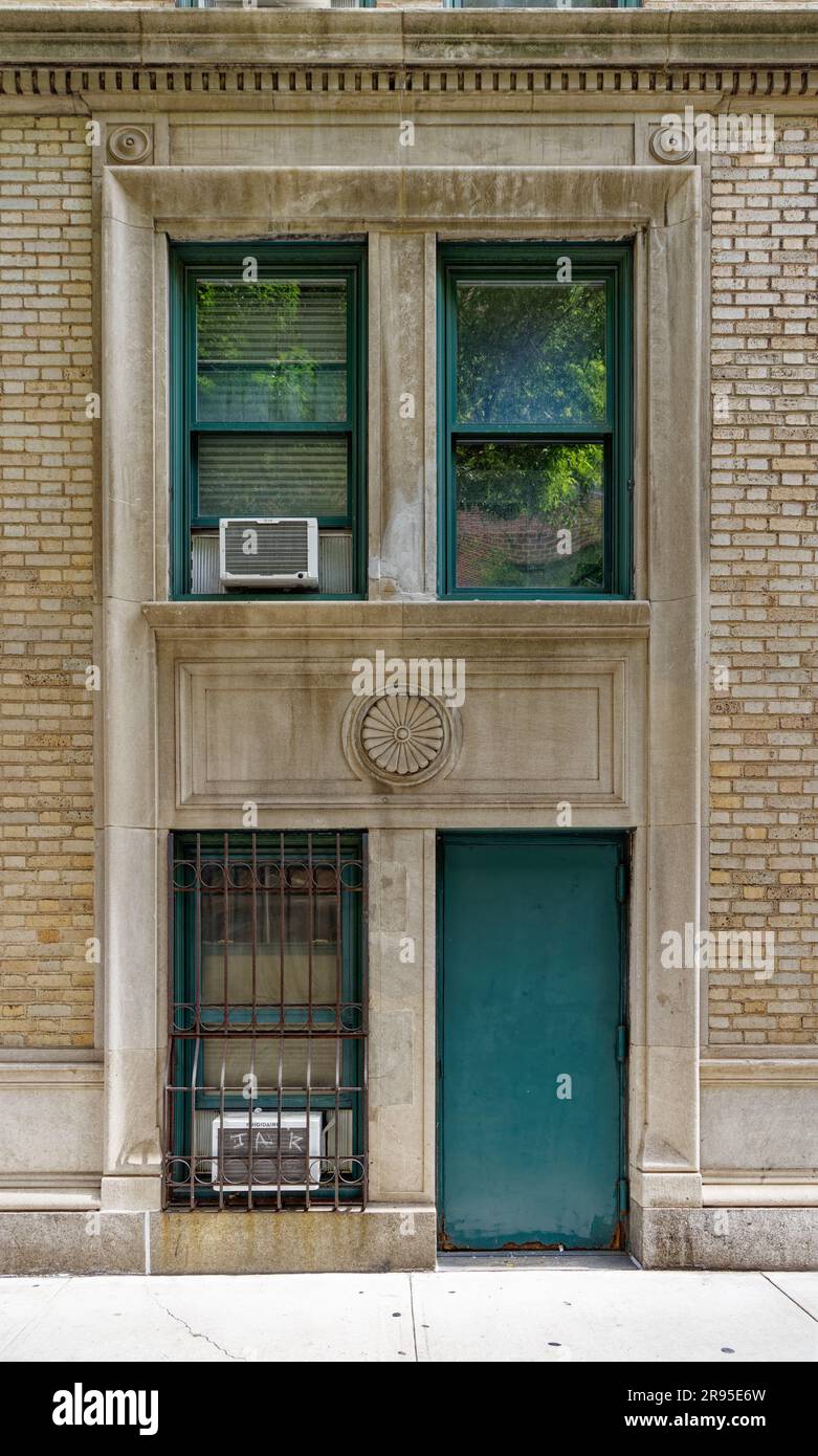 325 w 45th st hi-res stock photography and images - Alamy