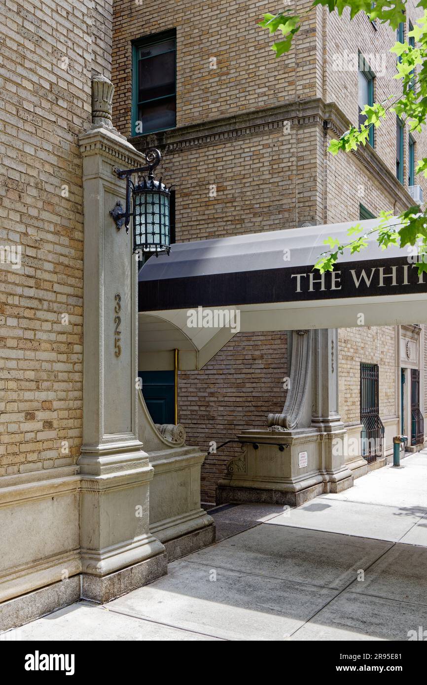 325 w 45th st hi-res stock photography and images - Alamy