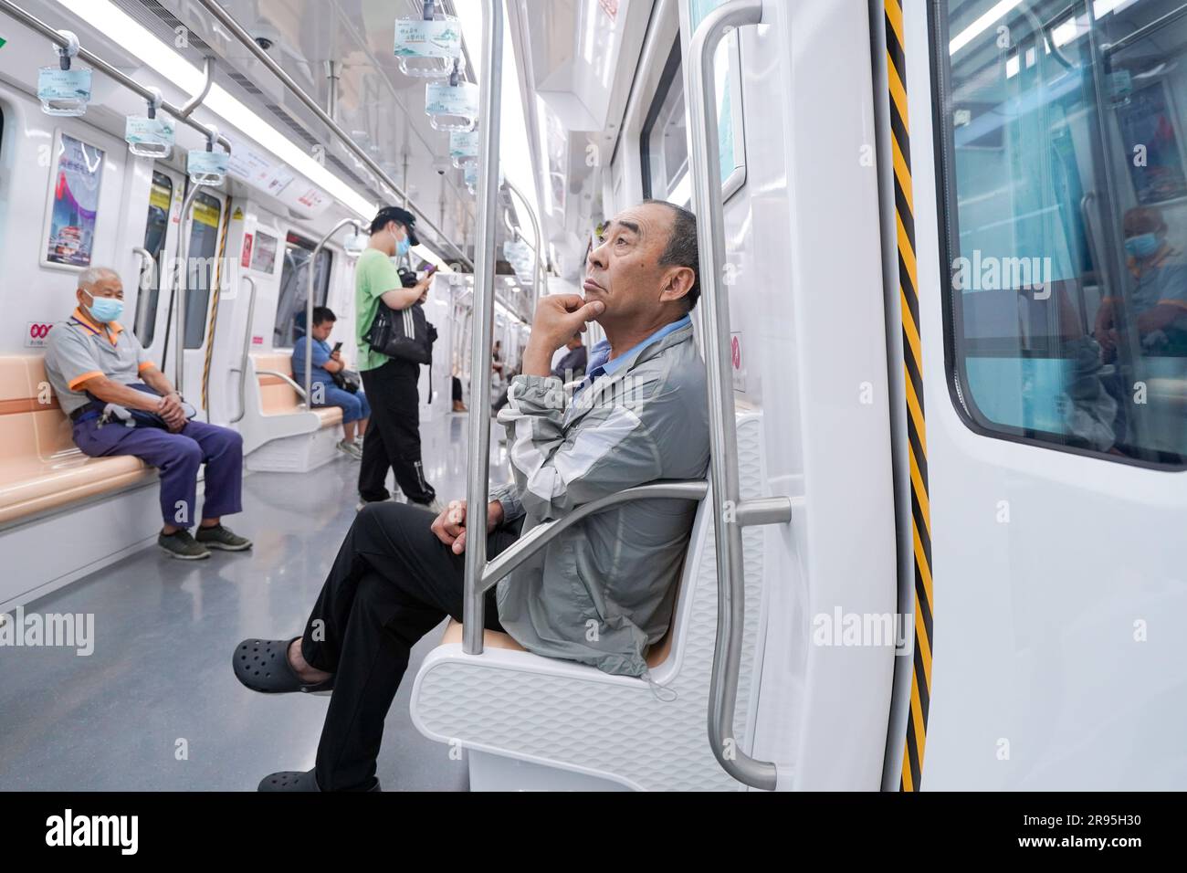 (230624) -- SUZHOU, June 24, 2023 (Xinhua) -- Passengers take a subway ...