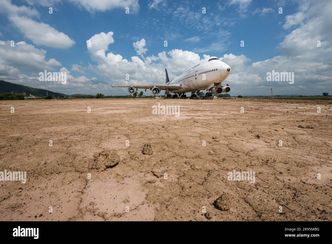Plane on the ground hi-res stock photography and images - Alamy