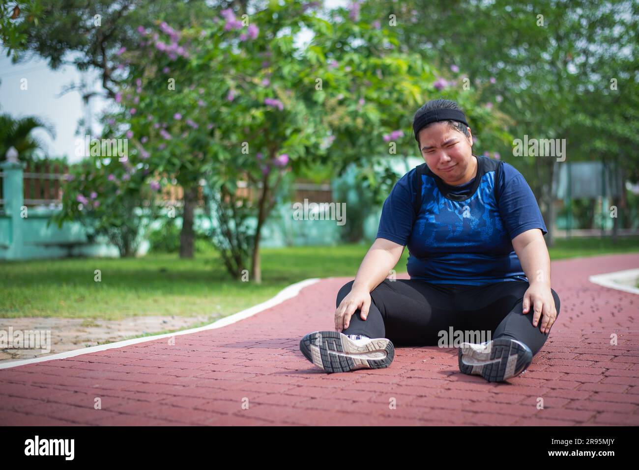 Fat women running and tired until feeling discouraged Stock Photo - Alamy