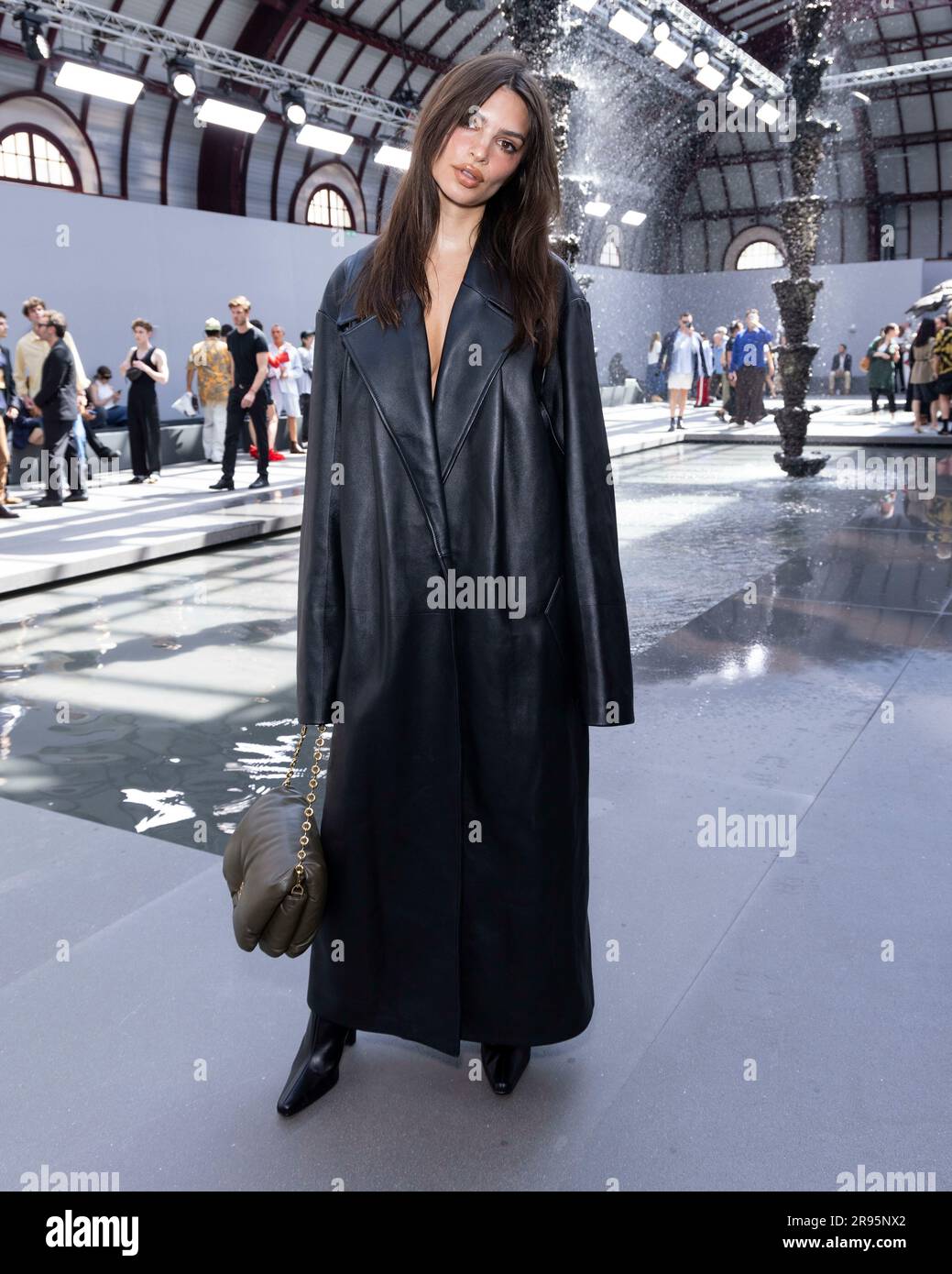 Paris, Frankreich. 24th June, 2023. Emily Ratajkowski attends LOEWE ...