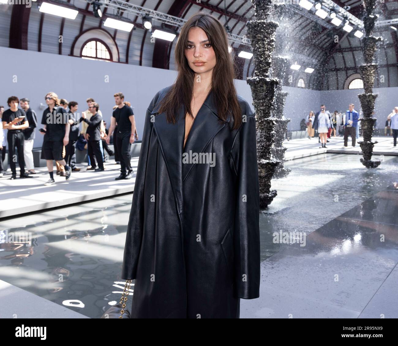 Paris, Frankreich. 24th June, 2023. Emily Ratajkowski attends LOEWE ...