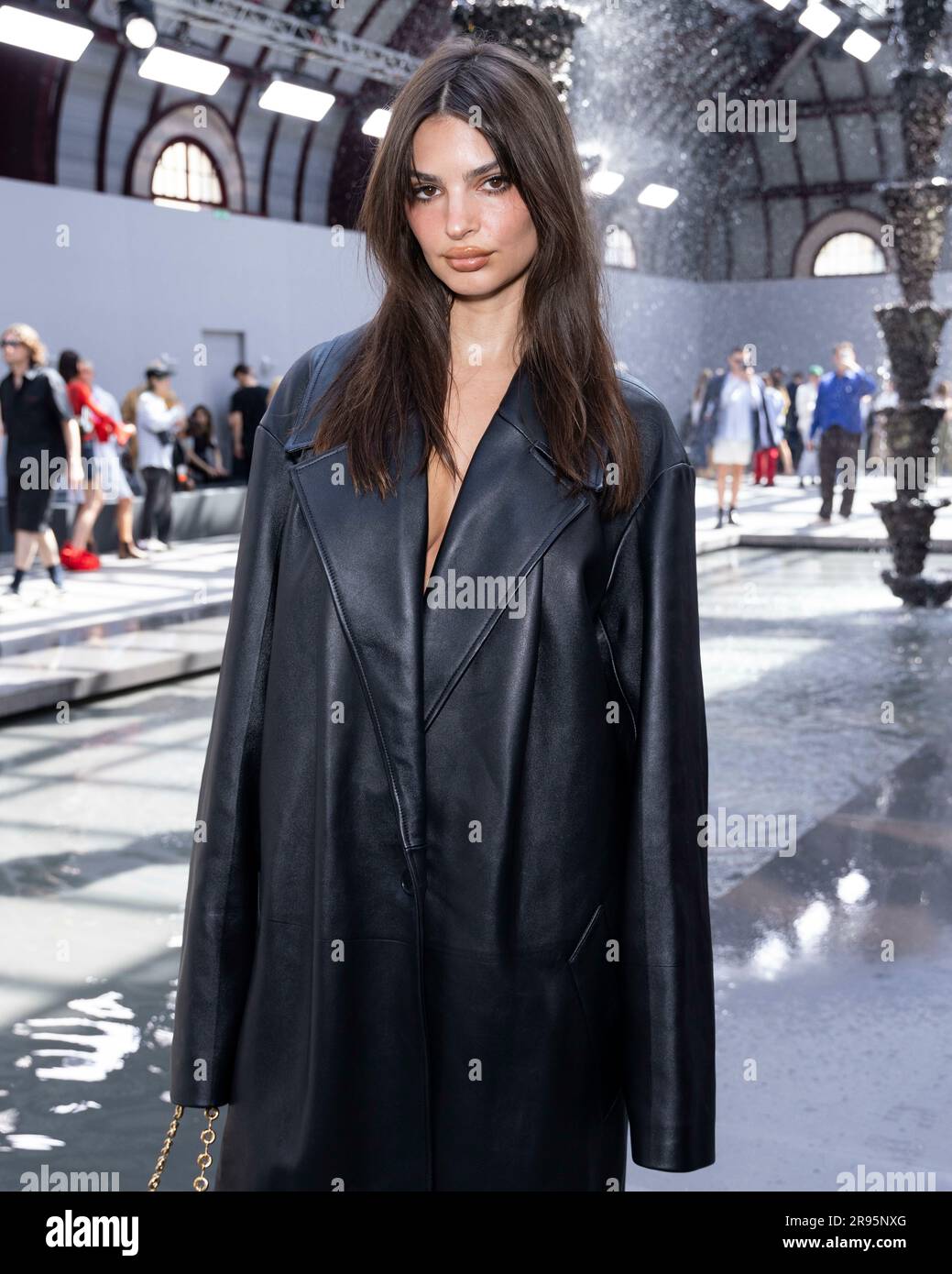 Paris, Frankreich. 24th June, 2023. Emily Ratajkowski attends LOEWE ...