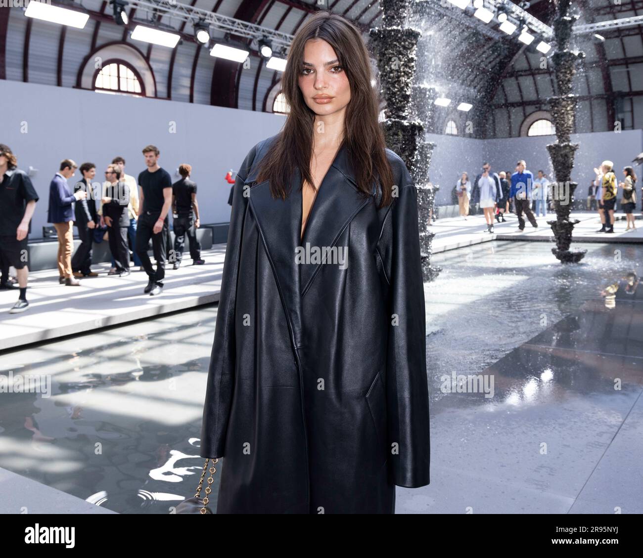 Paris, Frankreich. 24th June, 2023. Emily Ratajkowski attends LOEWE ...