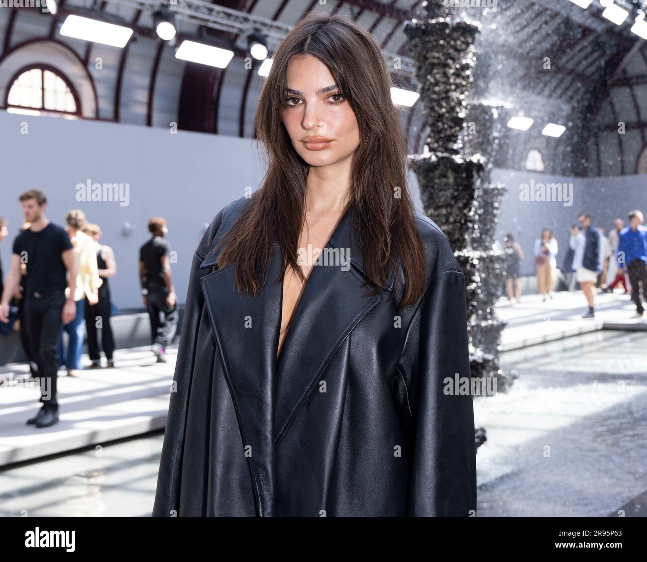 Paris, Frankreich. 24th June, 2023. Emily Ratajkowski attends LOEWE ...