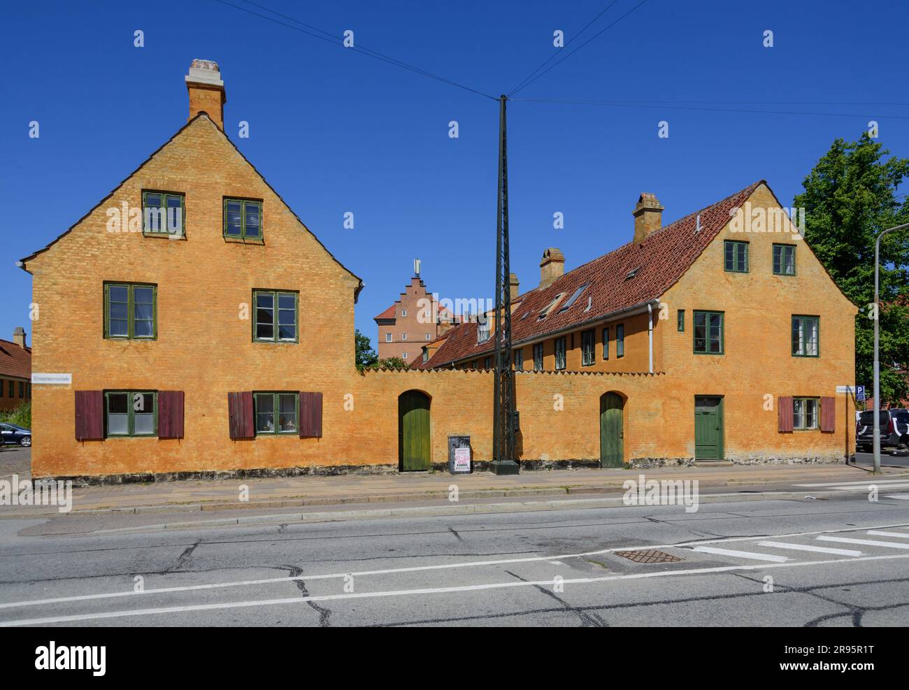 Kopenhagen, historische Wohnsiedlung Nyboder // Copenhagen, historic Housing Nyboder Stock Photo ...